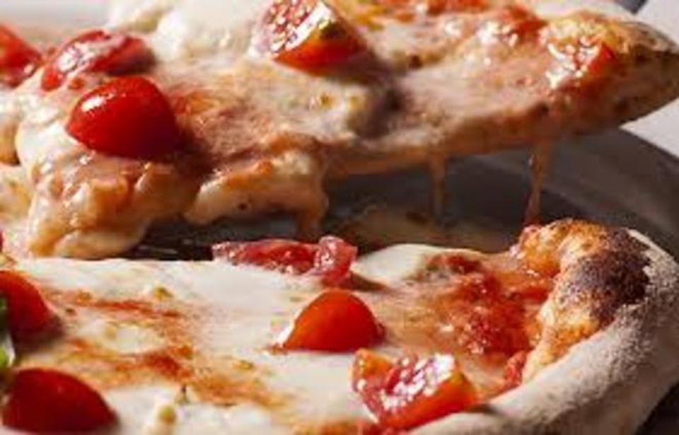Record, a Napoli la pizza più lunga del mondo