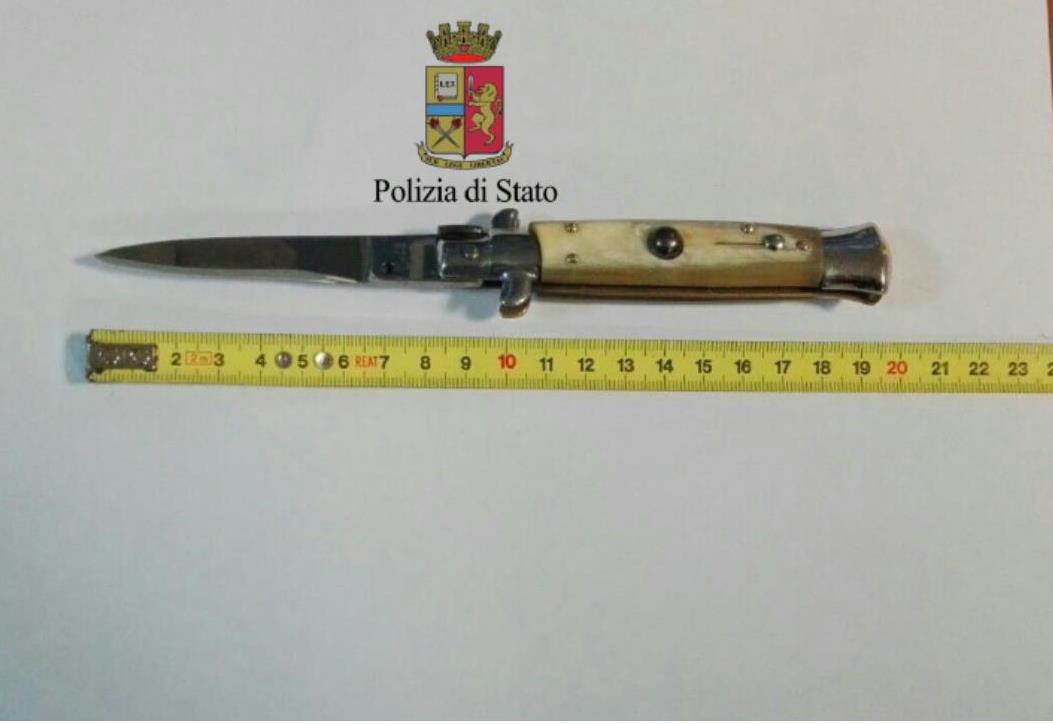 Terrore a Napoli: aggredisce donna con coltello e la violenta - Napoli ZON