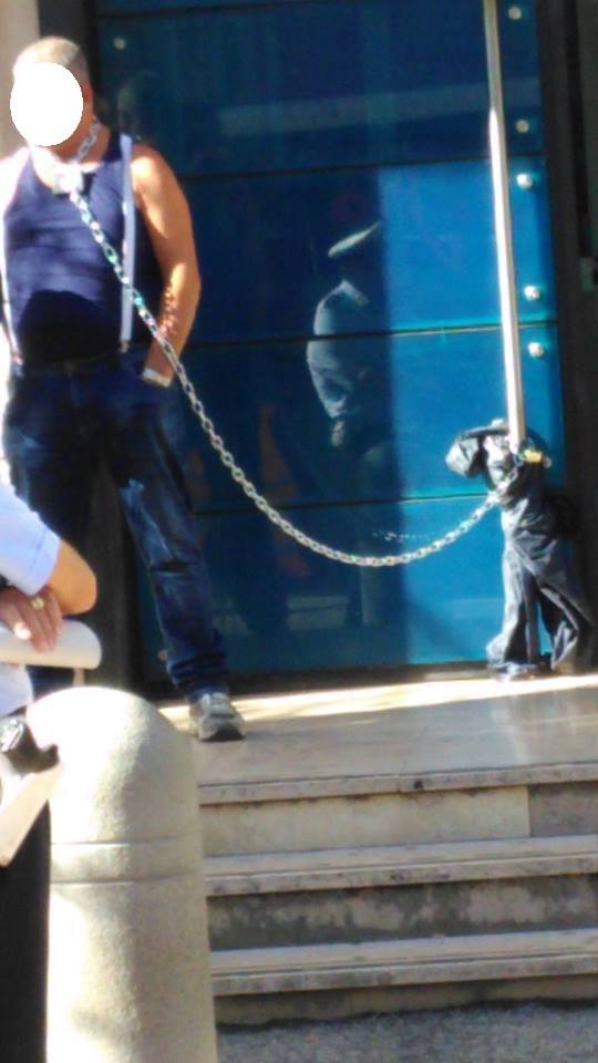 Gragnano, uomo incatenato davanti alla sede del Comune - Napoli ZON