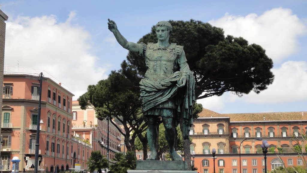Episodio di vandalismo a Napoli, si tratta della statua di Ottaviano