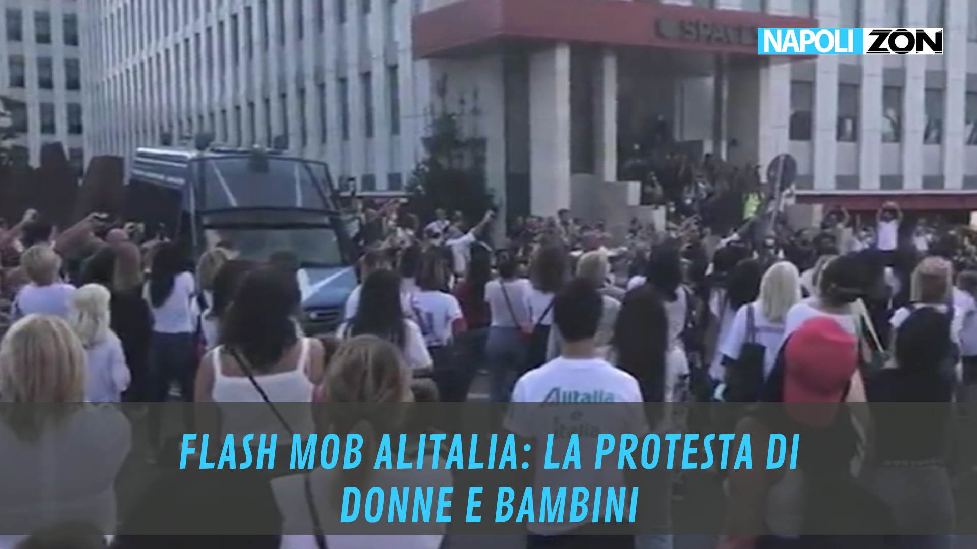 Flash mob Alitalia: la protesta delle donne dipendenti - Napoli ZON Flash mob Alitalia: la protesta delle donne dipendenti - Napoli ZON