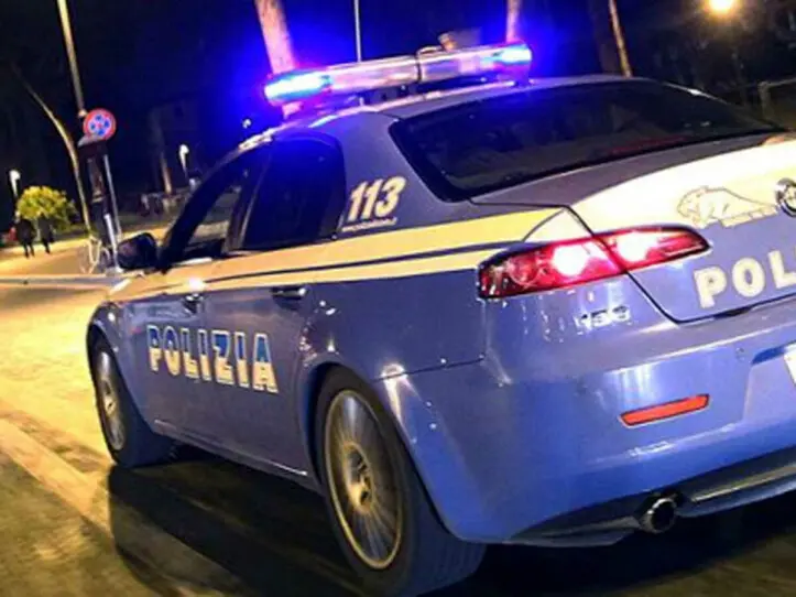 Forzano posto di blocco e fuggono contromano sullo scooter: arrestato ...