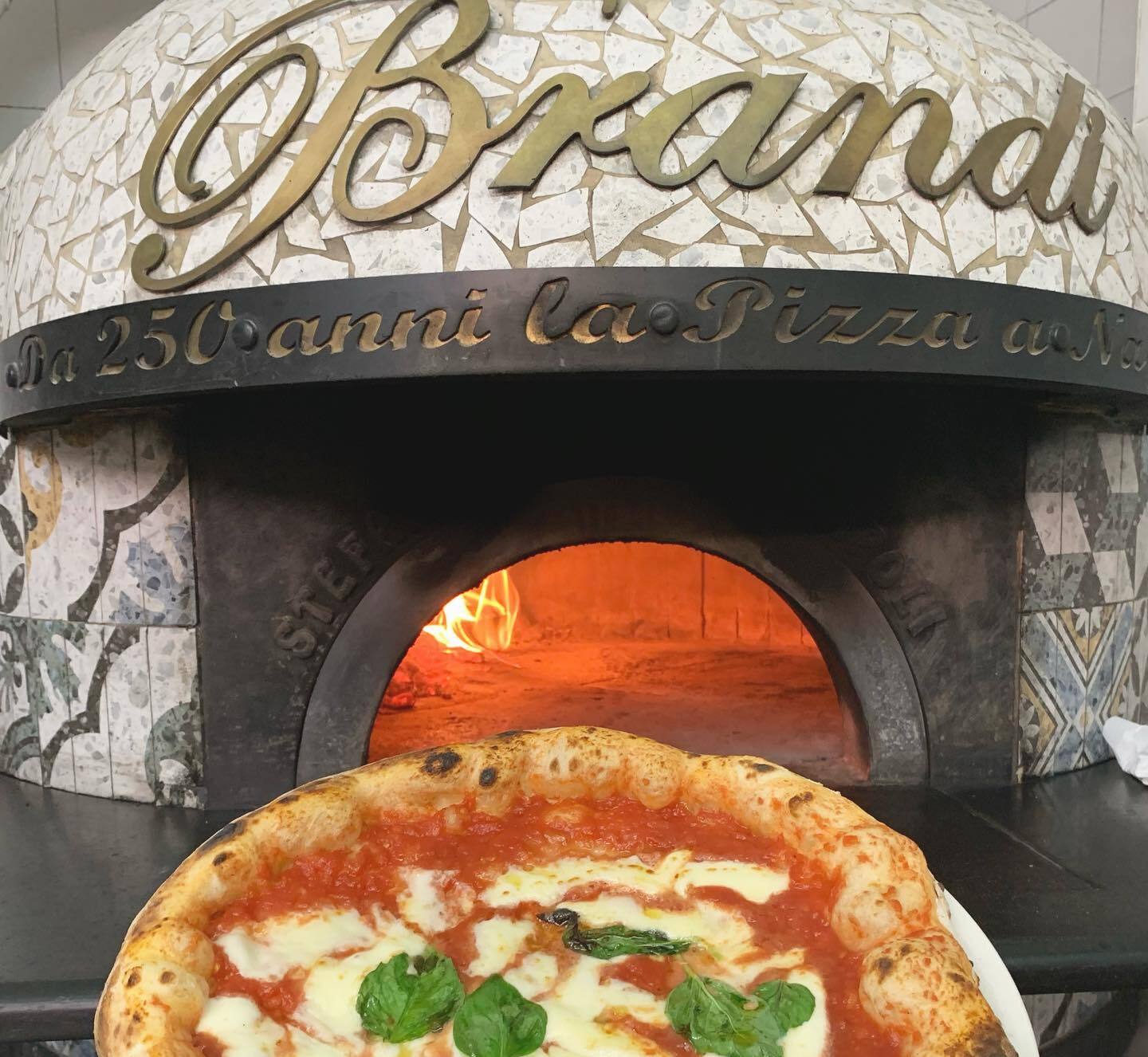 Chiude la pizzeria Brandi: nel 1889 inventò la Margherita - Napoli ZON