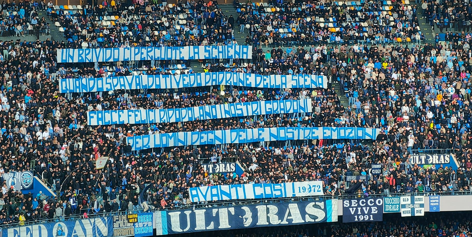 Calcio Napoli, striscione in Curva B: "Un brivido ci percuote..."