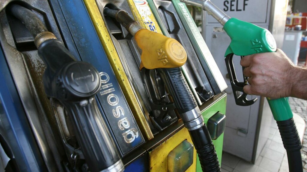 Taglio accise benzina: nuovo decreto contro il caro carburanti - Napoli ZON