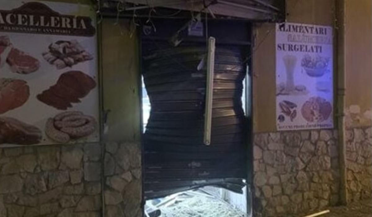 Esplosa bomba carta davanti a una macelleria a Scafati - Napoli ZON