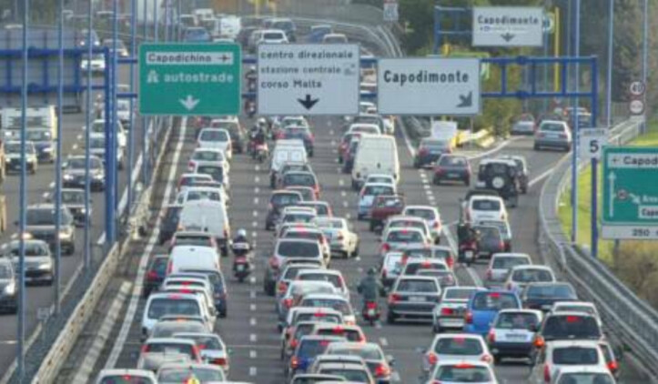 Incidente Tangenziale di Napoli oggi: scontro tra auto, due feriti ...