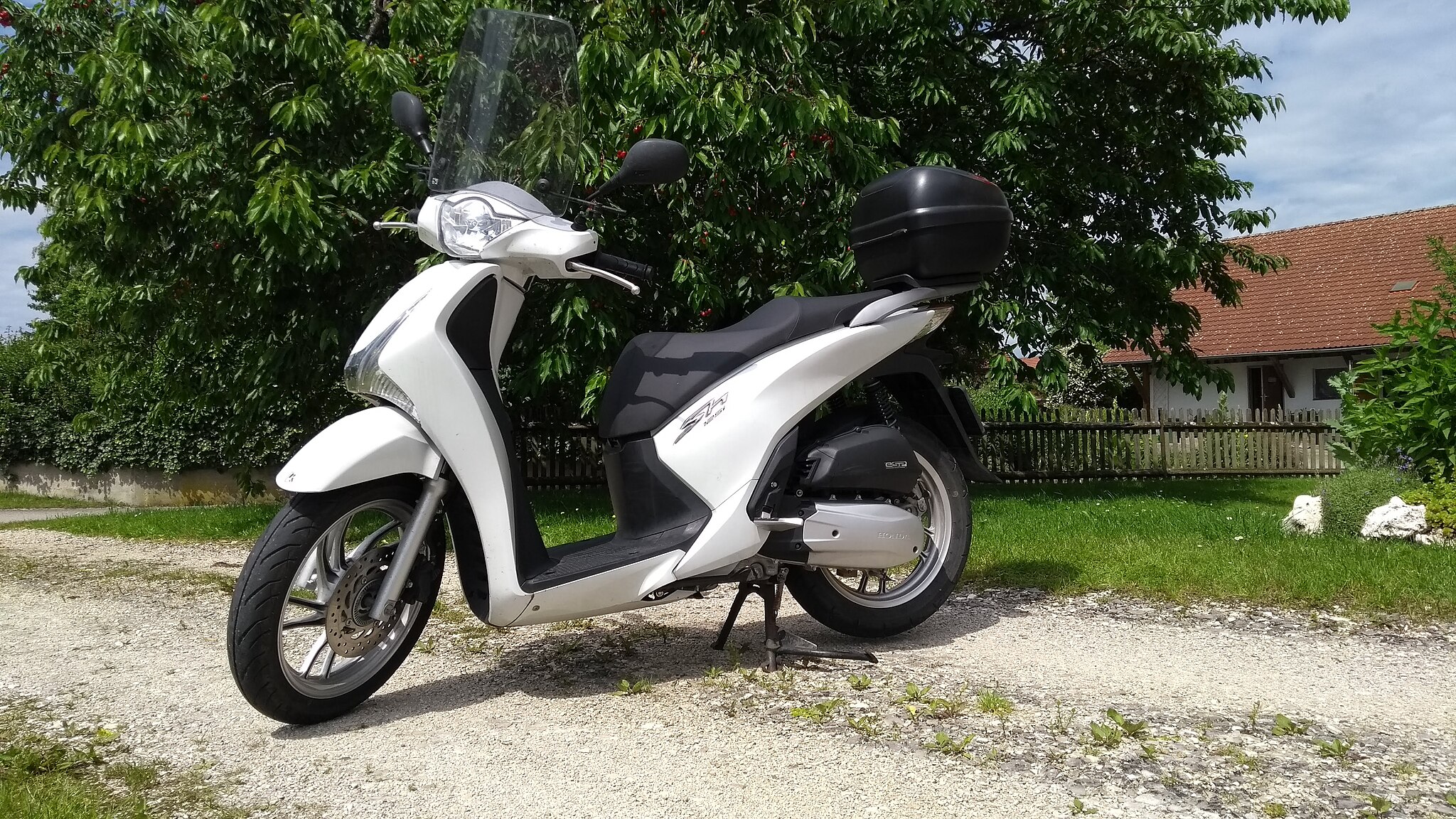 Furto scooter Meta di Sorrento: 18enne arrestato grazie a uno zaino fluo