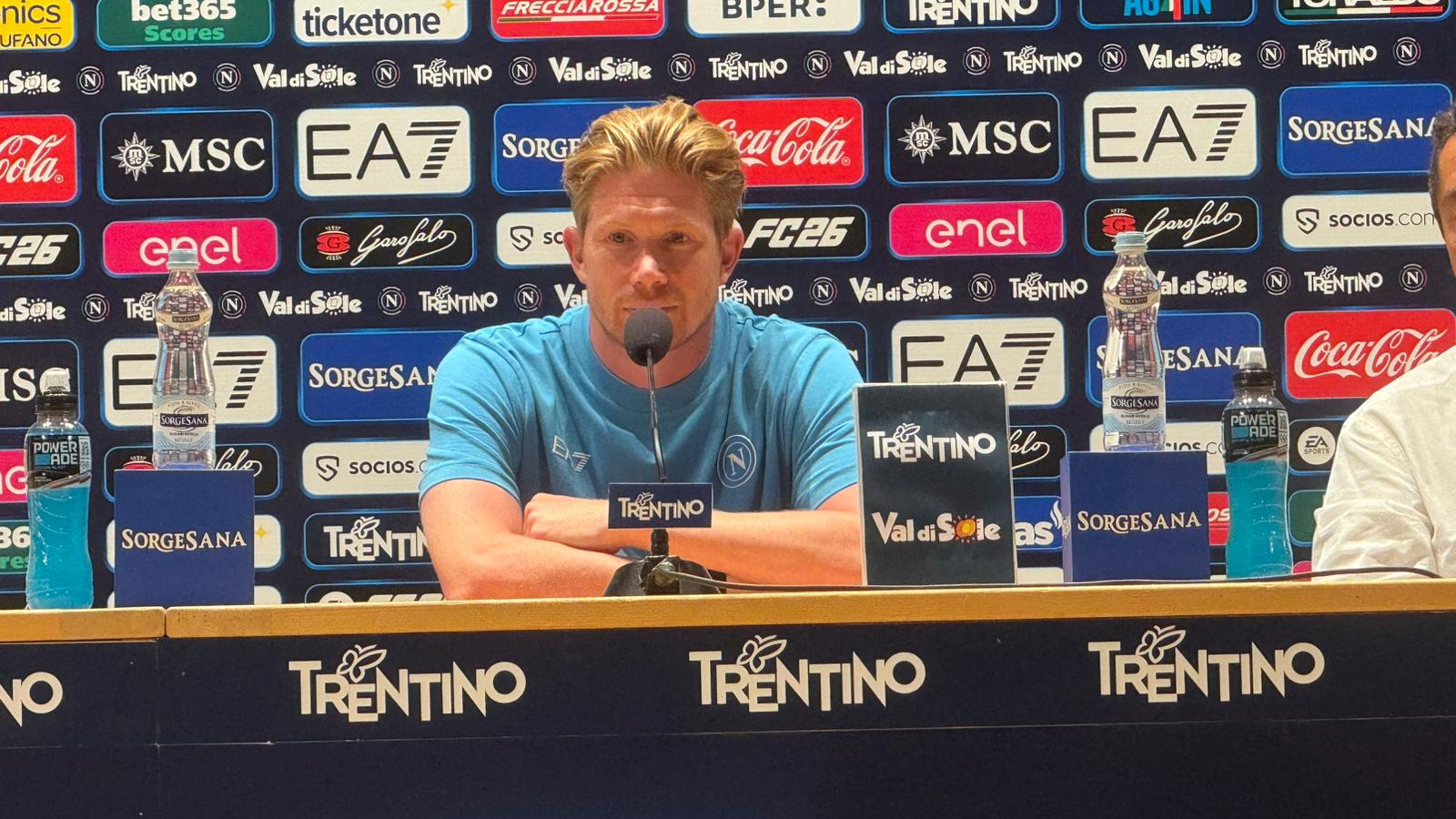 Ritiro Napoli Dimaro, la conferenza di Kevin De Bruyne - Napoli ZON