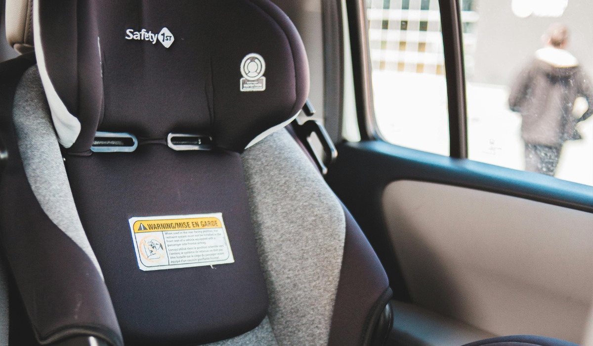 Bambino vola fuori dall'auto in corsa: arrestata la madre - Napoli ZON